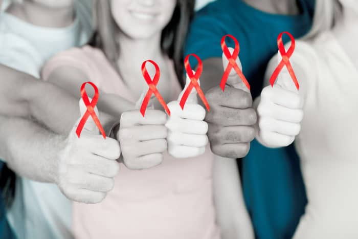 Aprenda a como lidar com um membro da família que tem HIV / AIDS | Familia