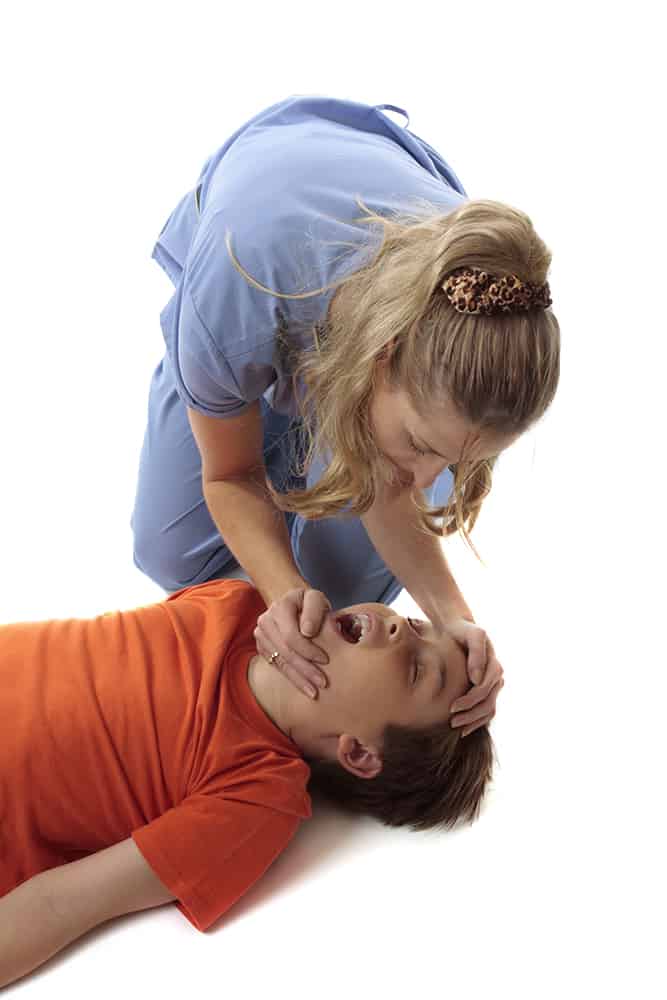 Primeiros socorros: Como agir quando uma pessoa tem uma convulsão | Familia