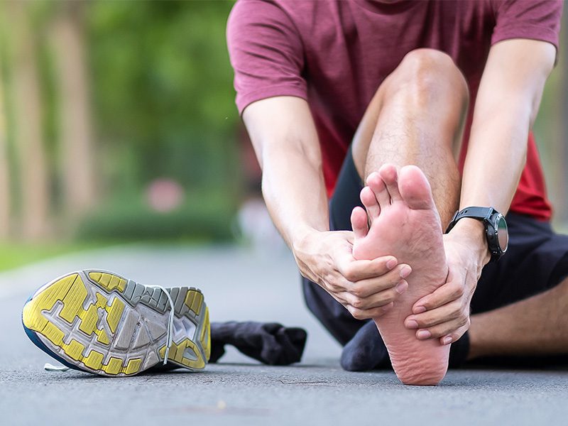 Fascite plantar: sintomas, causas e tratamento | Familia